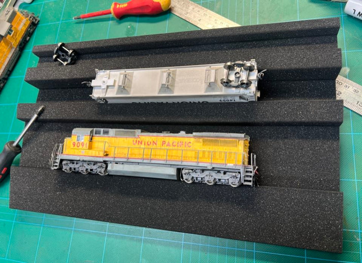 HO/OO Model Train Cradle with magnetic strip – Model Box